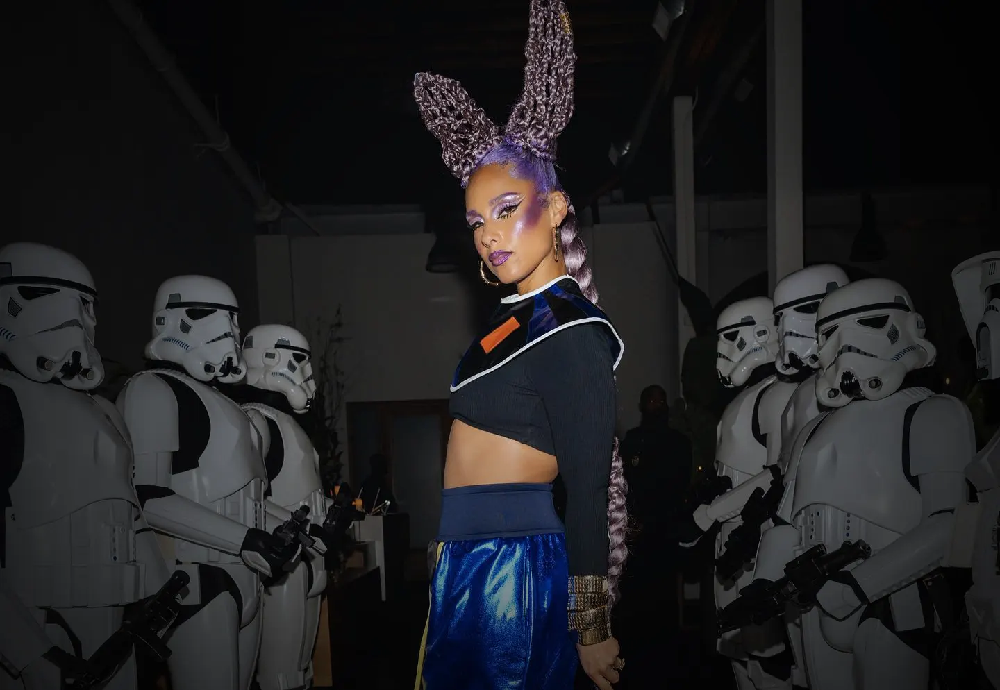 Alicia Keys en cosplay glamour de Beerus pour Halloween
